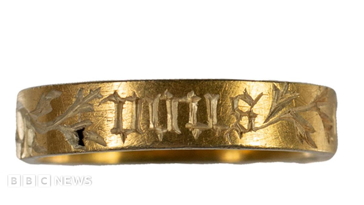 Medieval 'love motto' gold ring found near Frinton - BBC News