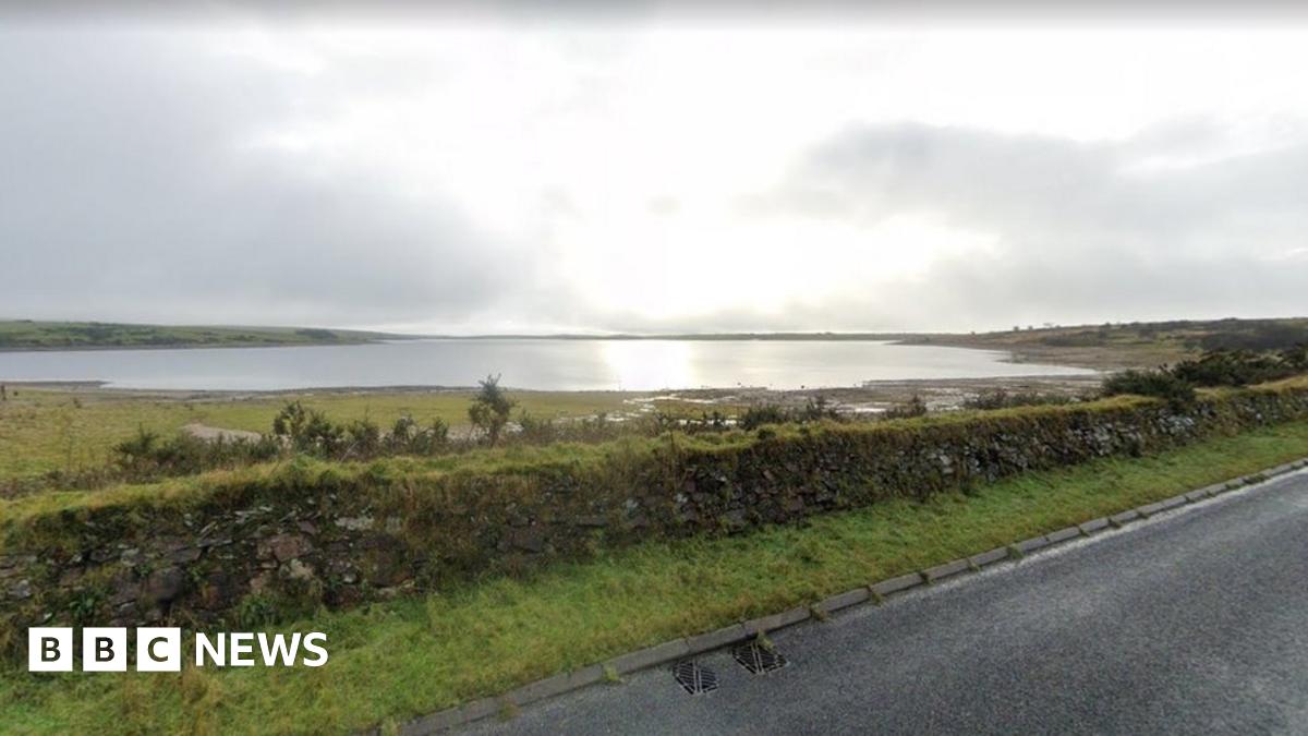 Bodmin Moor gorse fire 'suspected arson attack' - BBC News