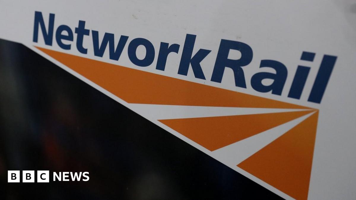 Rail worker killed by train was distracted, rail investigation report ...