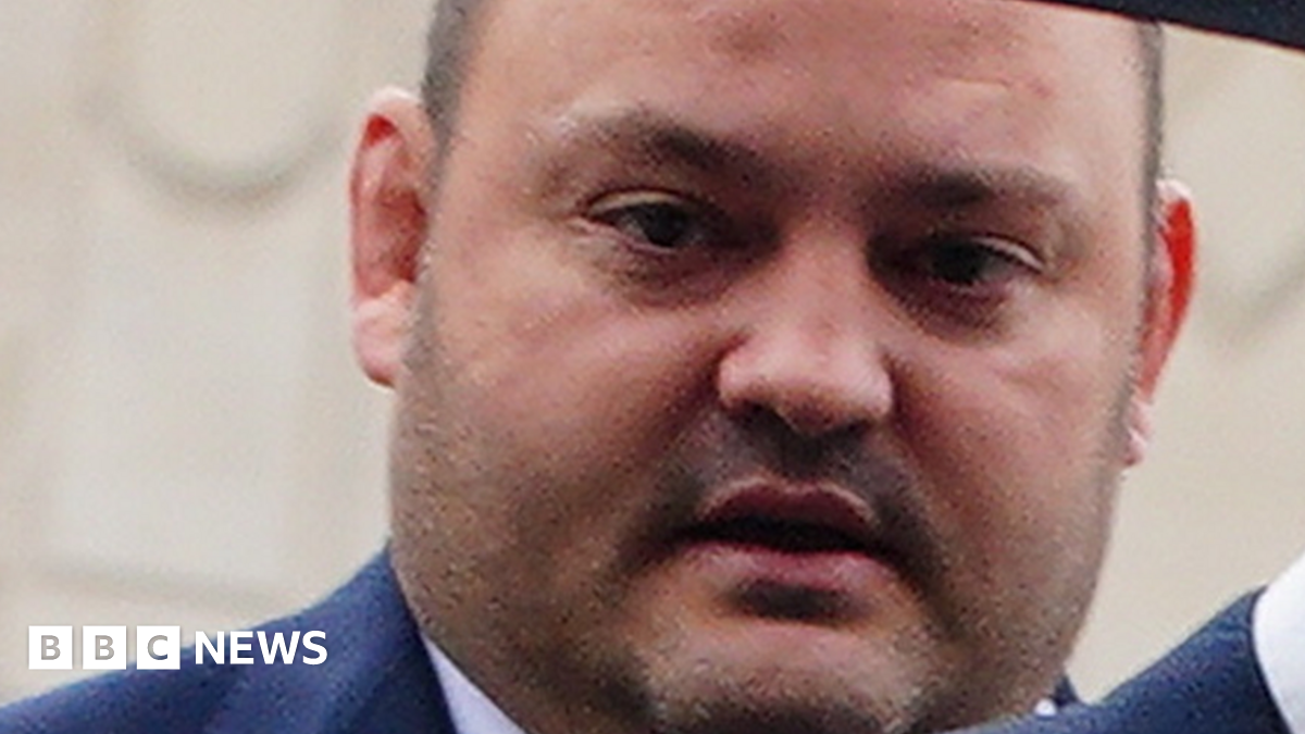 Gwent Police: Hung jury discharged in John Stringer sex case - BBC News