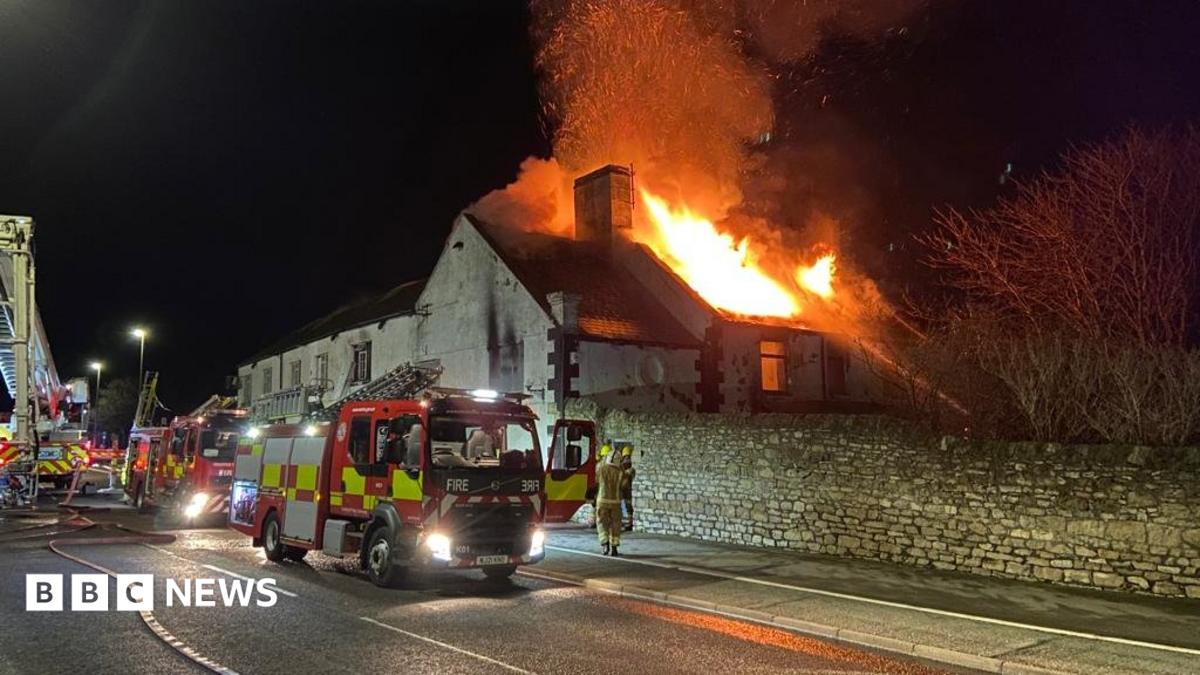 Whitburn Lodge: South Tyneside pub damaged by fire - BBC News