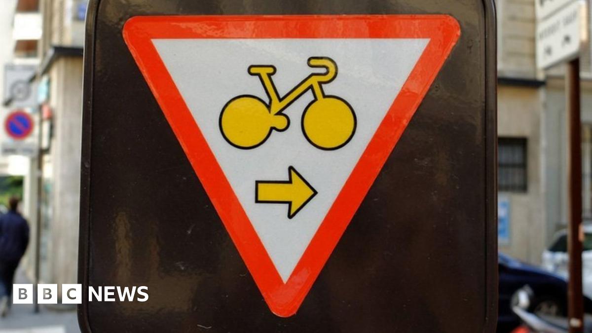 The city that lets cyclists jump red lights - BBC News