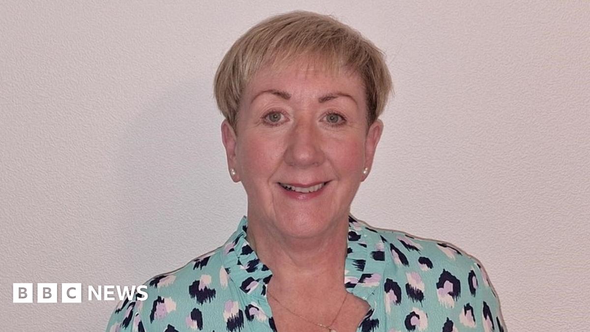 Smear tests: Women speak out as 17,500 smears to be re-checked - BBC News