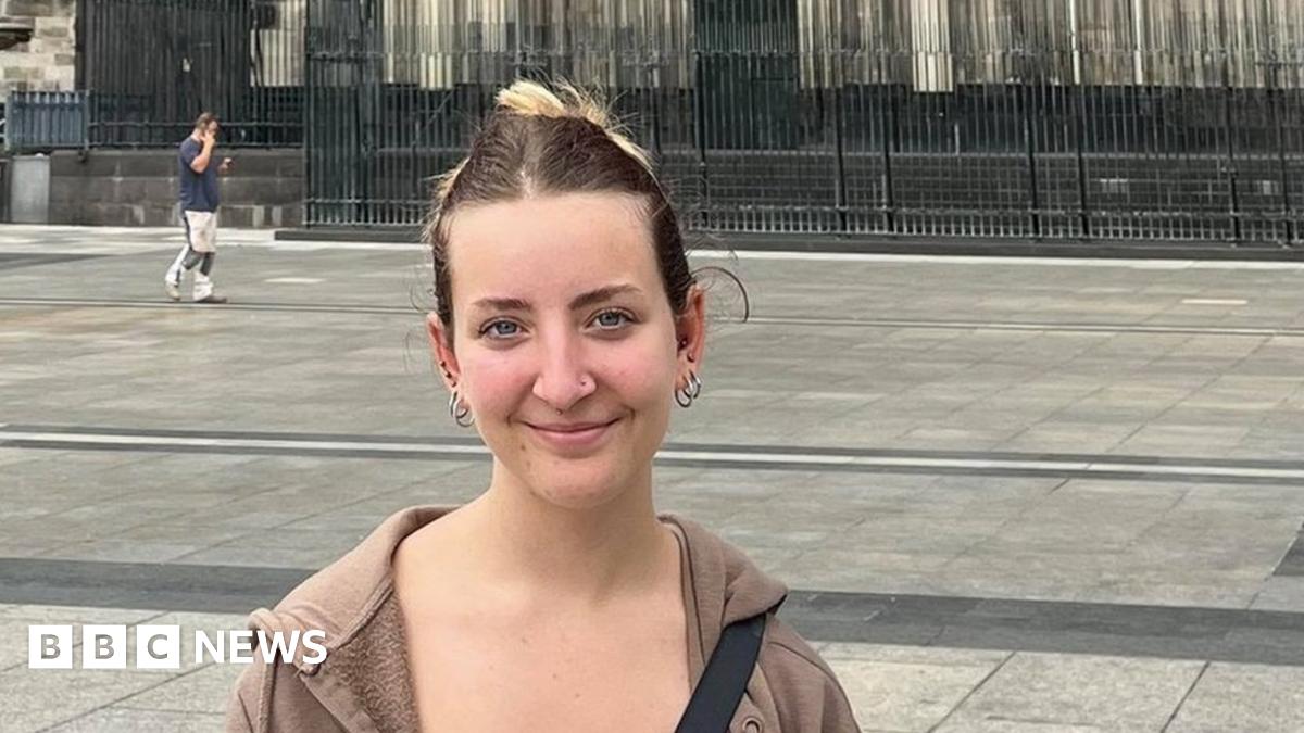 Flight chaos causes Poole woman to miss first day of job - BBC News