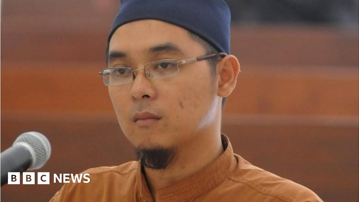 Inside the home of Indonesia's most notorious IS militant - BBC News