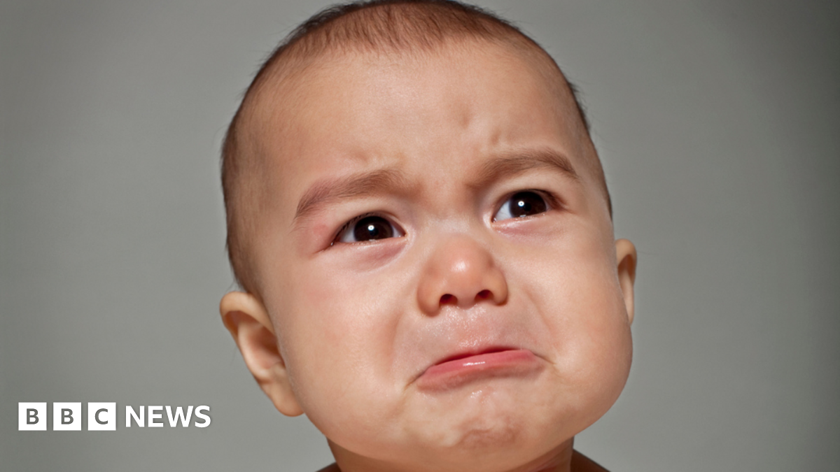 Baby row comic Matt Forde defended by fellow comedian - BBC News