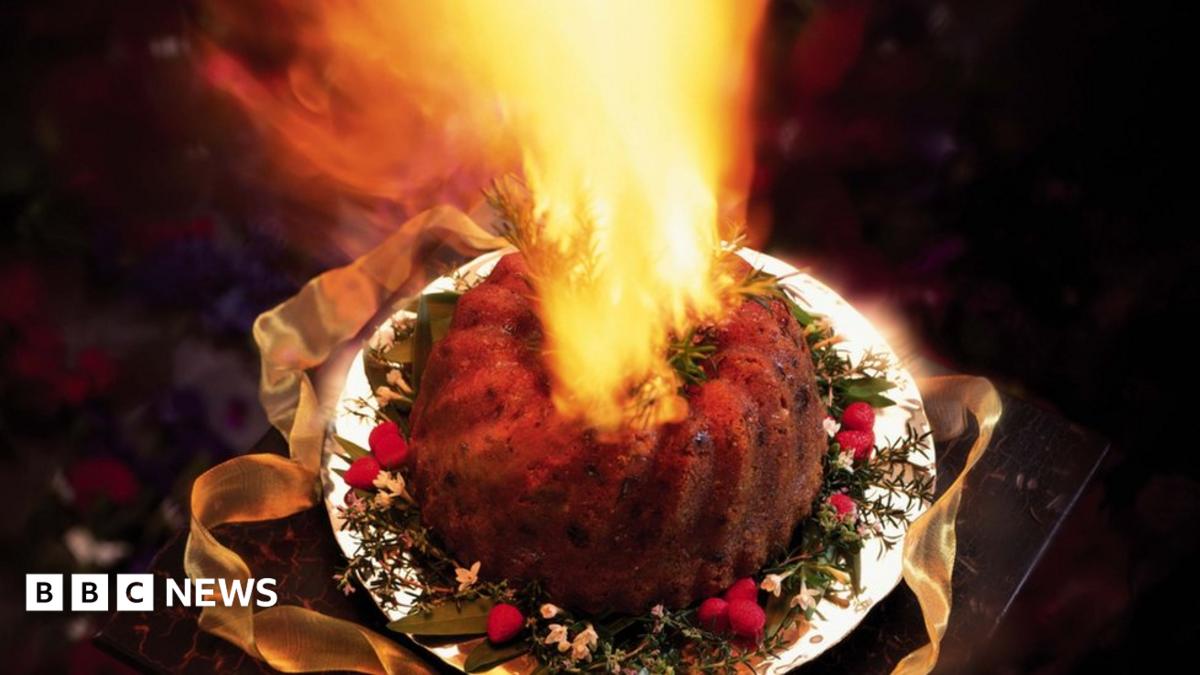 Christmas pudding fire in Barnstaple tackled by crews - BBC News