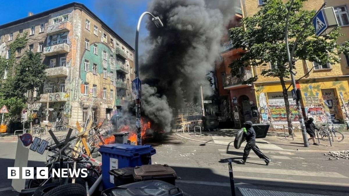Berlin squat riot leaves dozens of police wounded - BBC News
