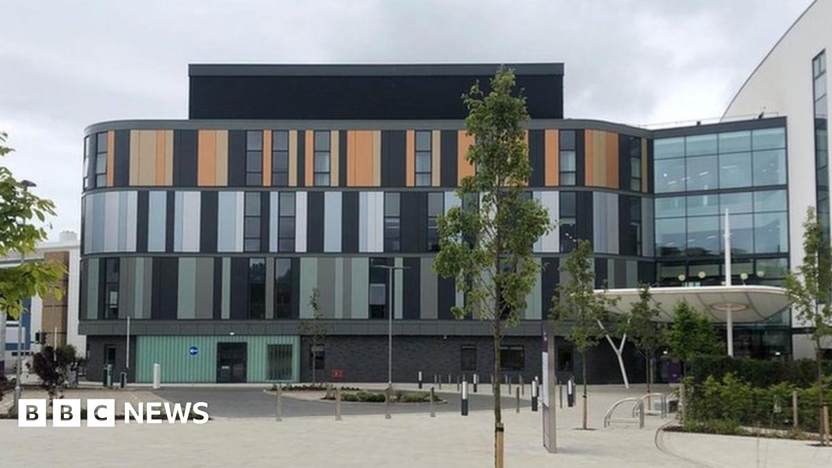 Health boss 'dumbfounded' by hospital's woes - BBC News