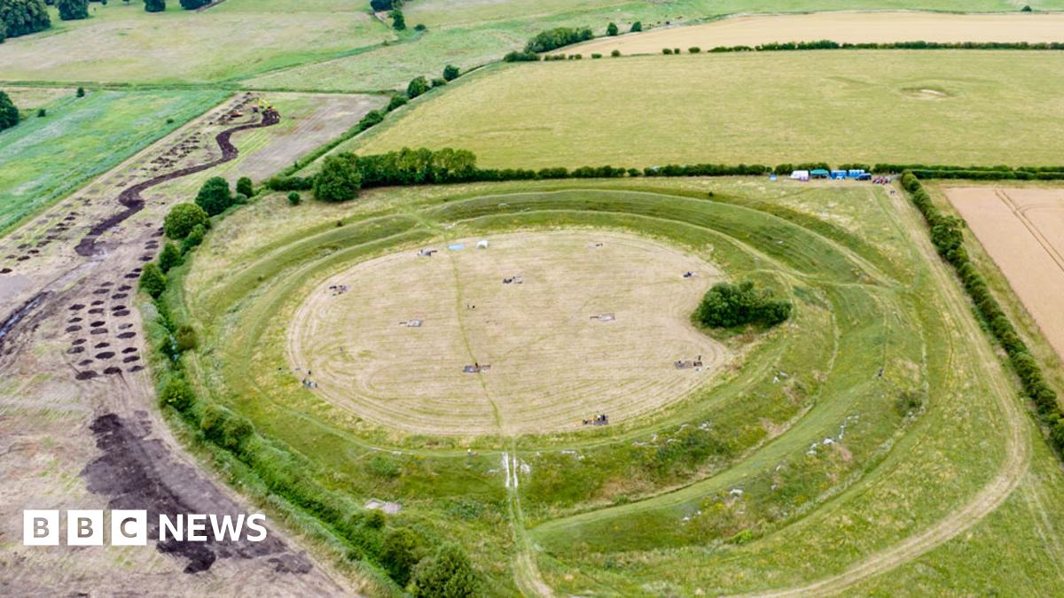 Digging for Britain: Iron Age Warham Camp to feature on BBC show - BBC News