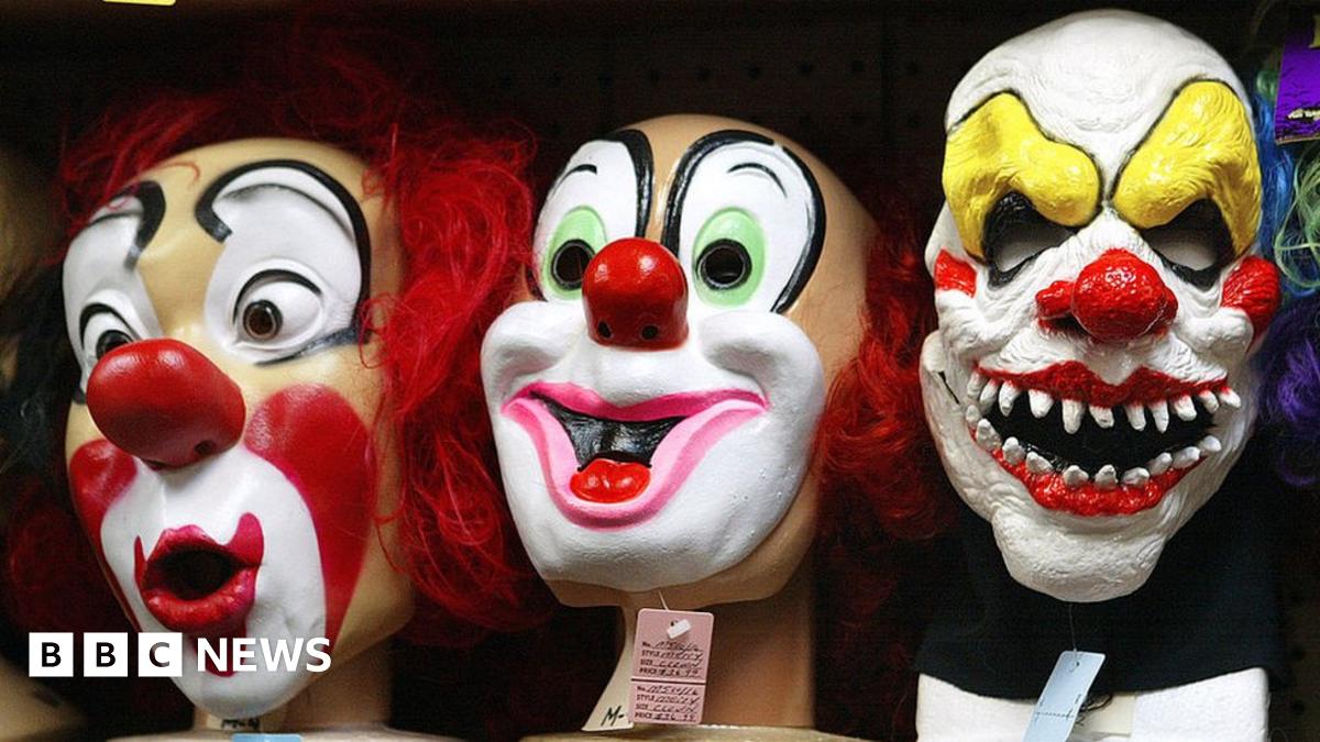 'Creepy clowns' craze: Professionals hit out at pranksters - BBC News