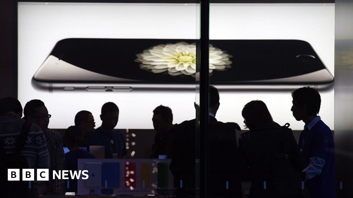 Apple faces battery pledge complaints - BBC News