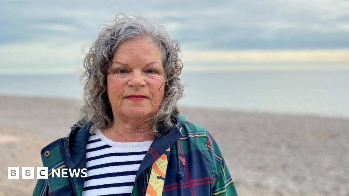 New £8,000 mayoral chain sparks 'disgust' in Seaton - BBC News