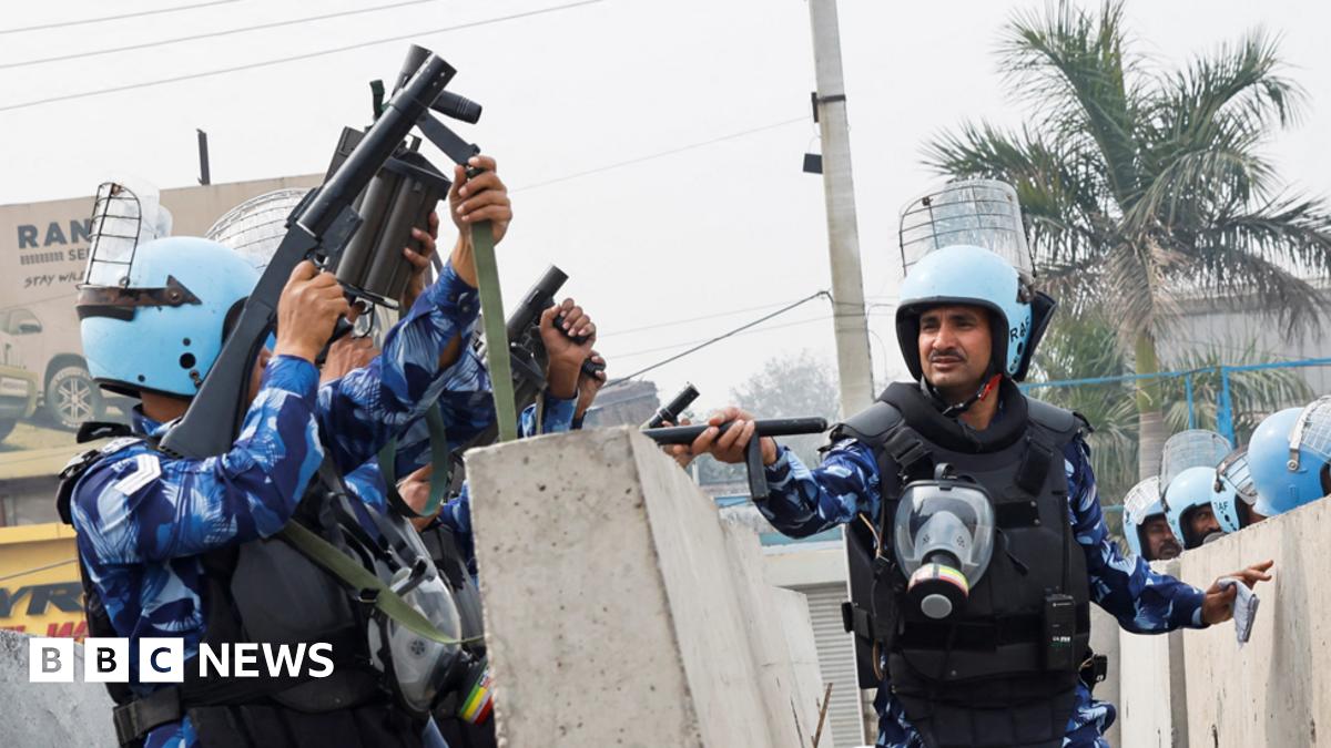 India farmers' protest: Tear gas fired as thousands march on fortress ...