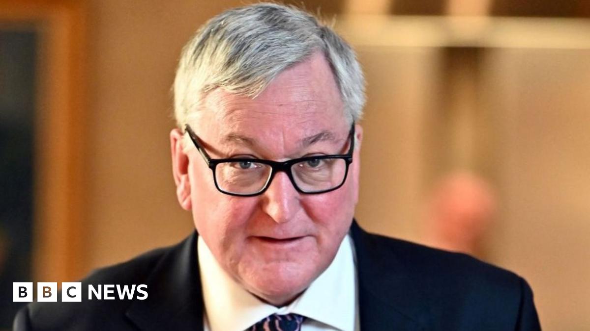 Ex-minister Fergus Ewing suspended from SNP over rebellions - BBC News