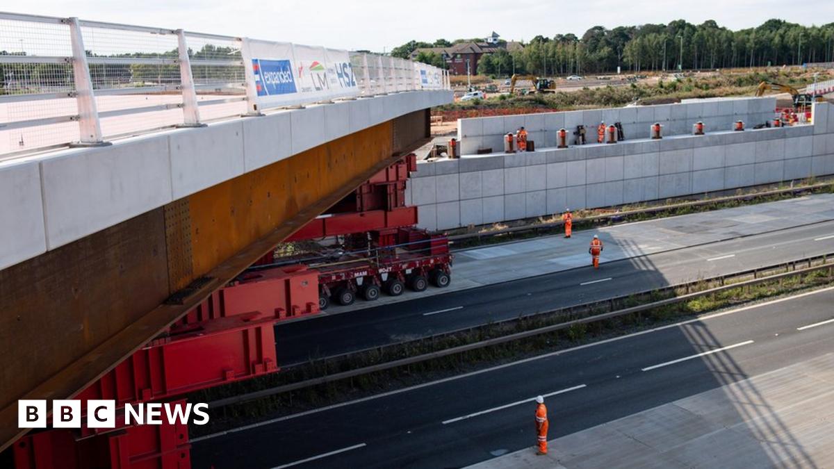Engineers move 2,750-tonne HS2 bridge on to M42 - BBC News