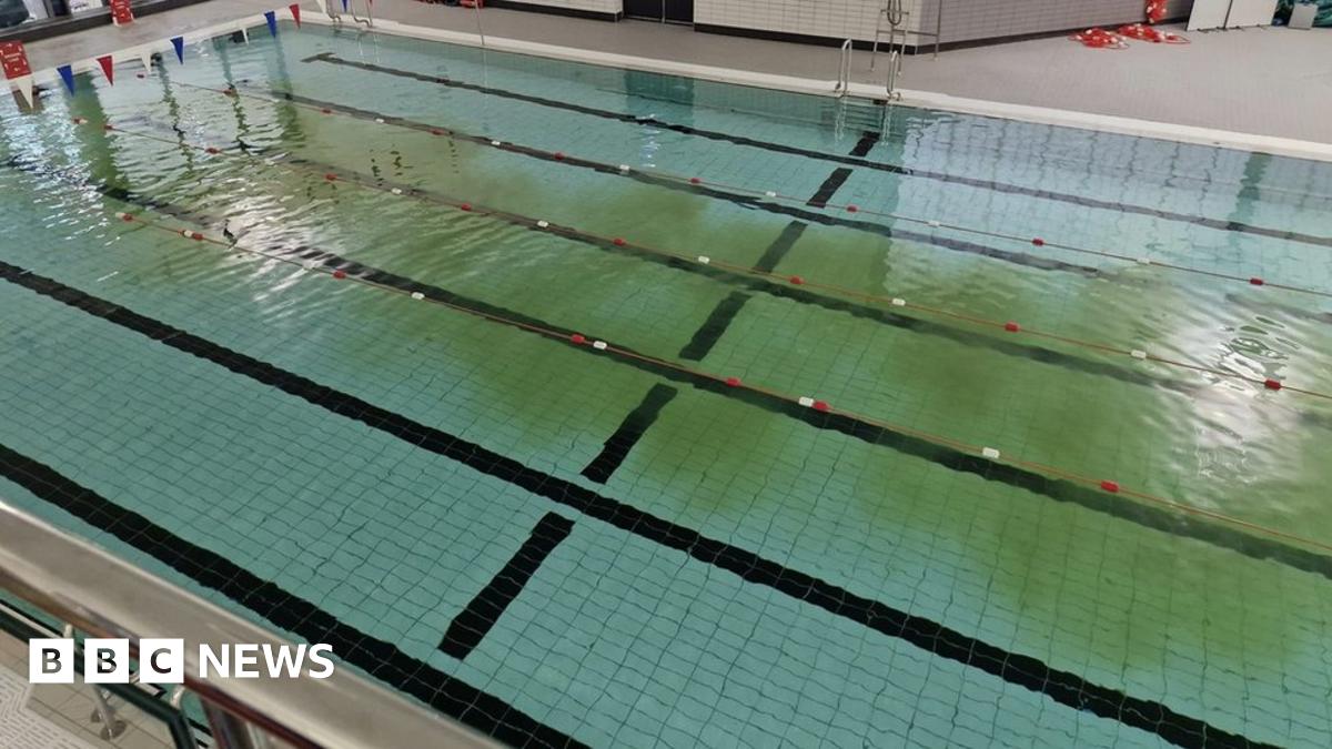 Dunstable swimming pool closed after water 'turns green' - BBC News