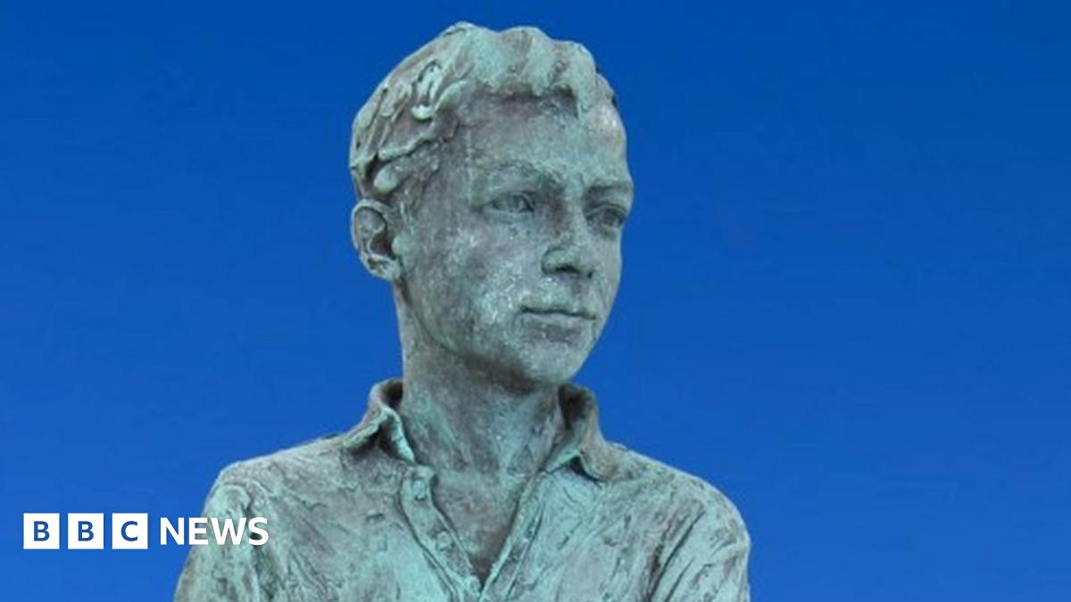 Benjamin Britten to be honoured with statue in Lowestoft - BBC News
