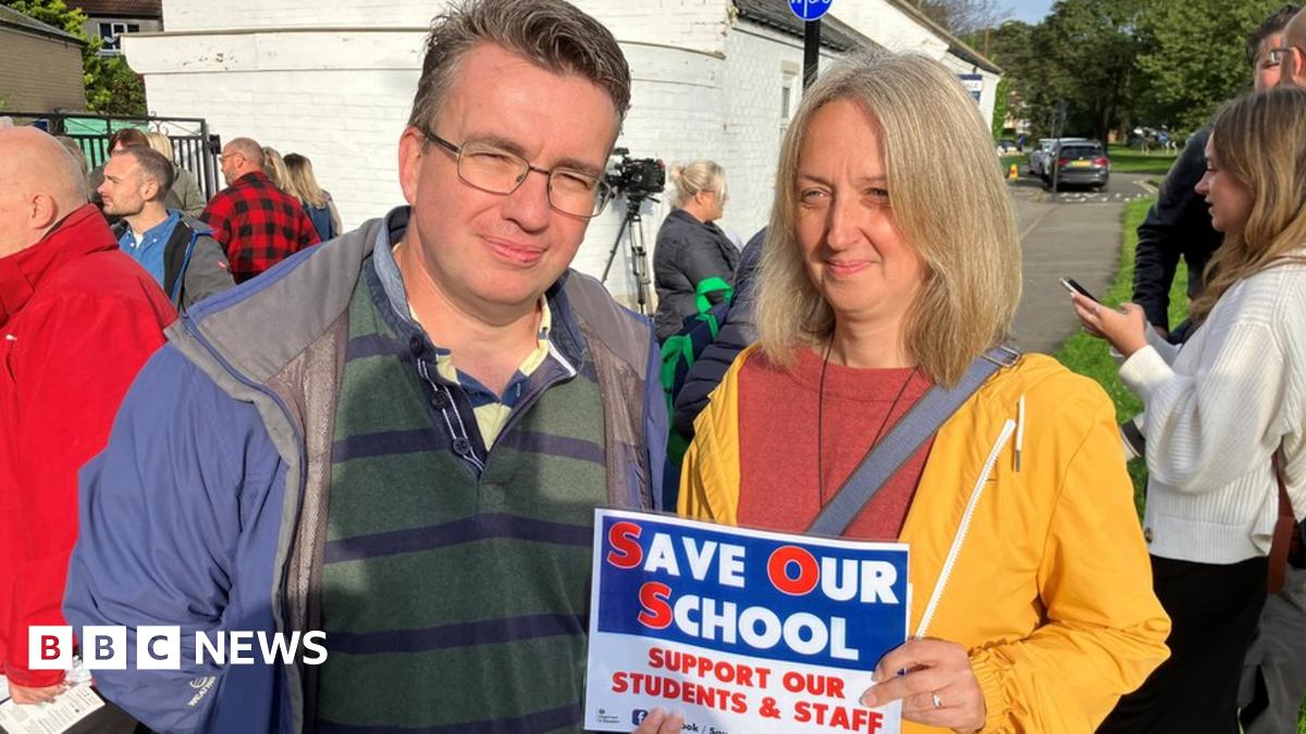 Raac: Parents protest as minister visits Durham school - BBC News