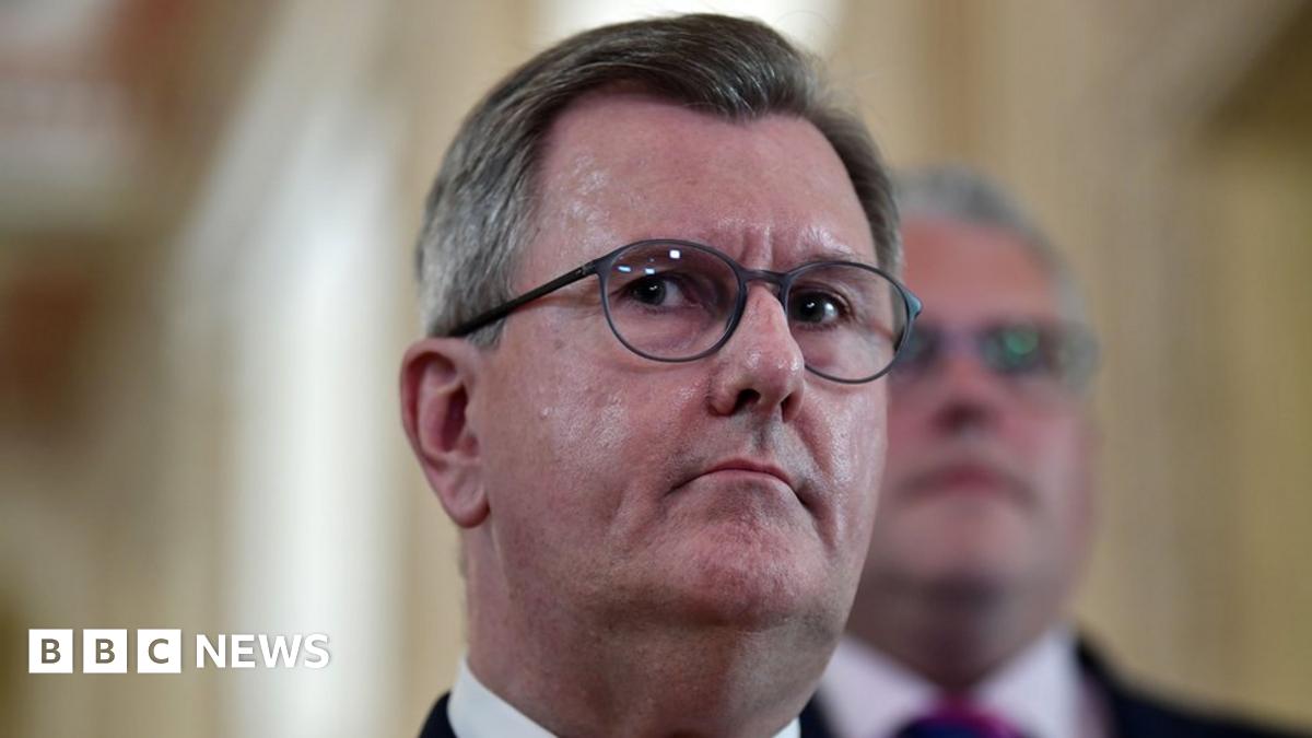Bonfires: DUP leader condemns burning Irish flags and effigies - BBC News