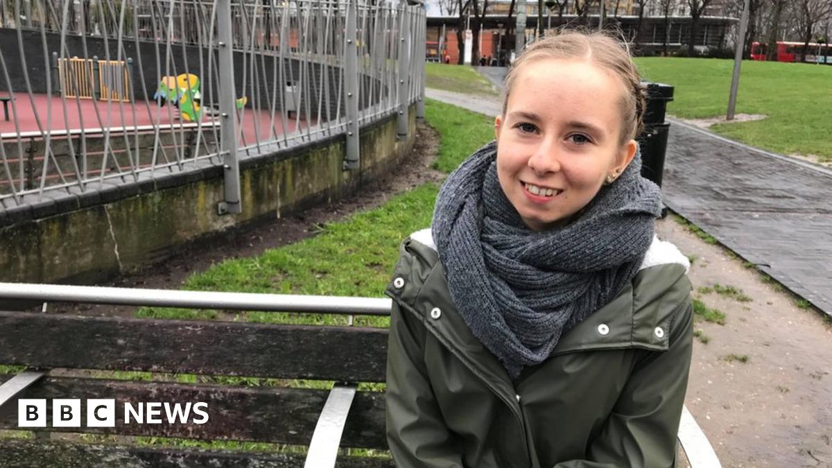 Teenage campaigner challenges 100-calorie snack advert - BBC News