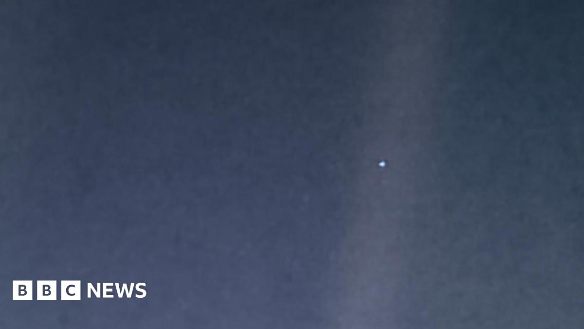 Nasa 're-masters' classic 'Pale Blue Dot' image of Earth - BBC News