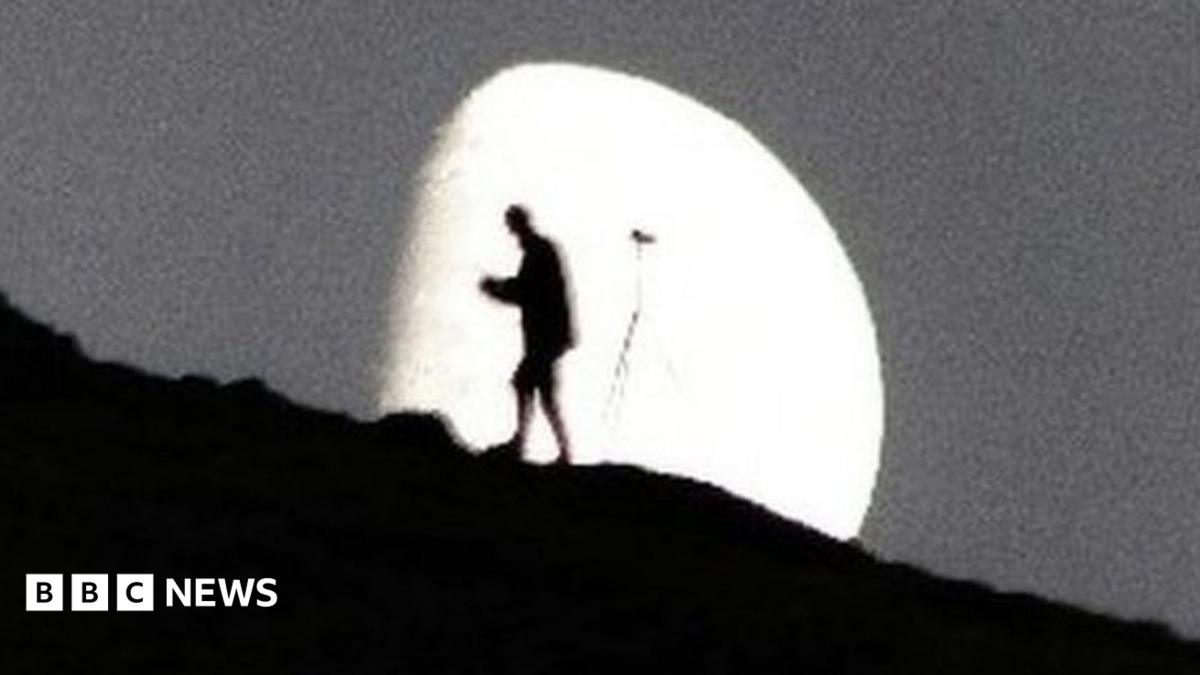 Peak District photographer chuffed with 'man on the Moon' shot - BBC News
