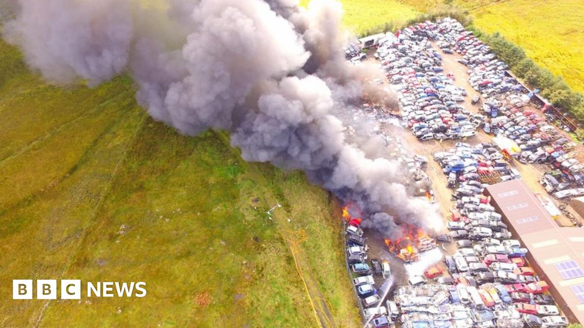 Garvagh: Up to 600 vehicles damaged in fire at breakers' yard - BBC News