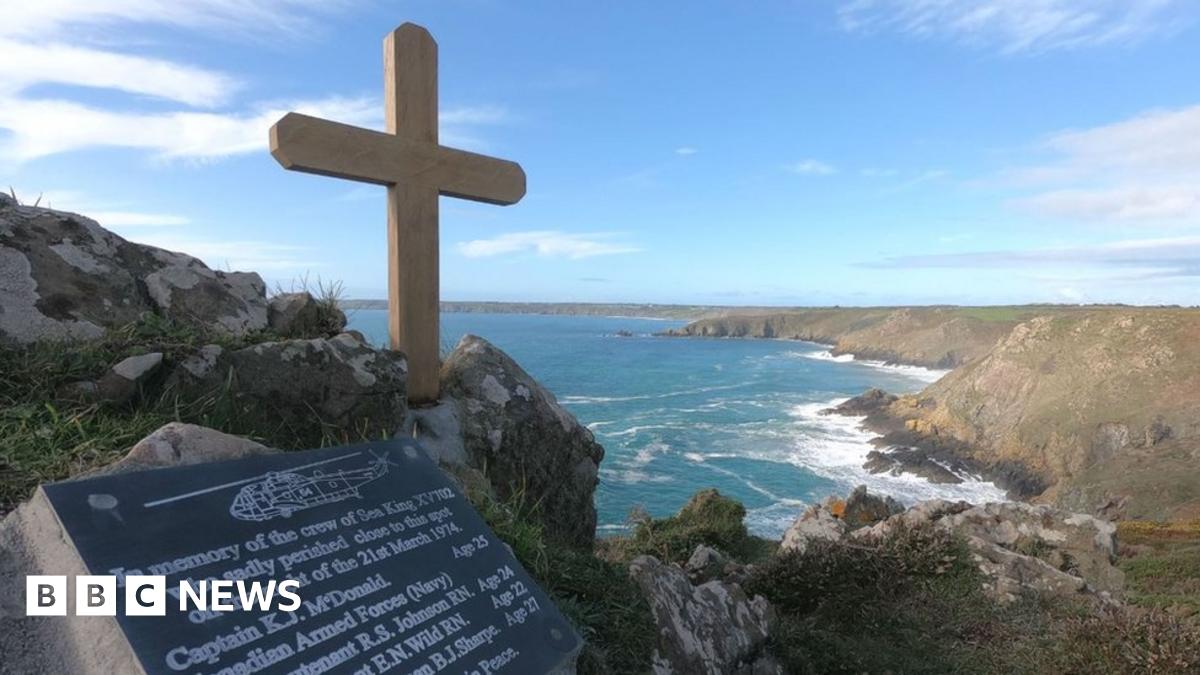 Sea King crew killed in Cornwall crash to be commemorated - BBC News