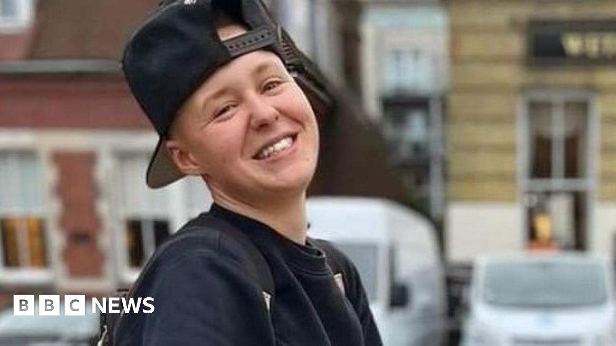 Candle-lit vigil held for Eastleigh attack victim Shannon Webb - BBC News