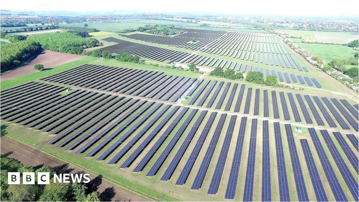Howden: 3,000-acre East Yorkshire solar farm plans on display - BBC News