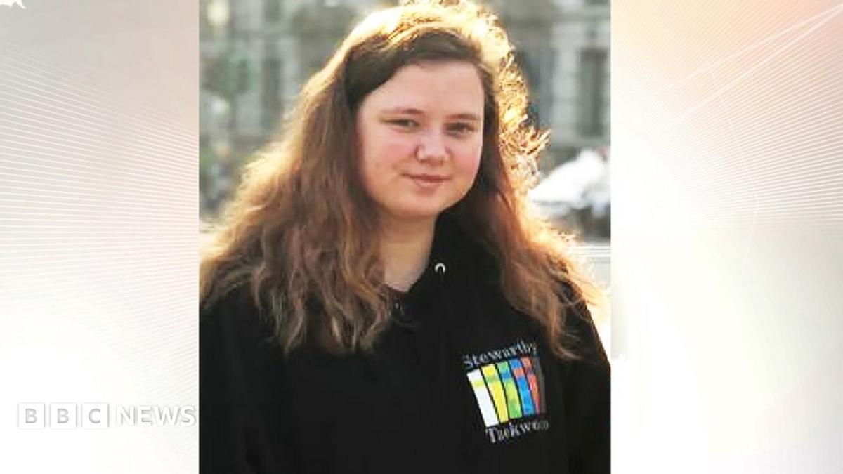 Leah Croucher search: Teenager 'seen 'crying by lake' - BBC News