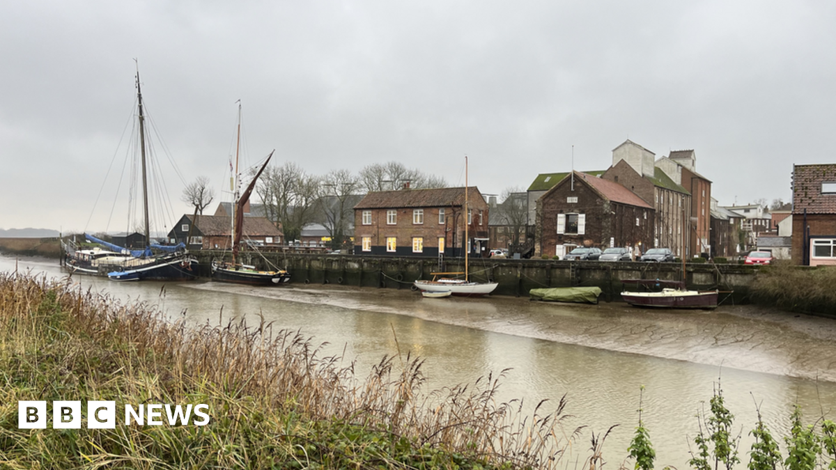 Suffolk tidal surge: Work starting on defences 10 years on - BBC News
