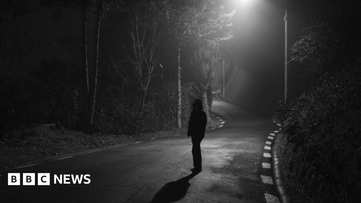 Why the first 72 hours are vital when finding a missing person - BBC News