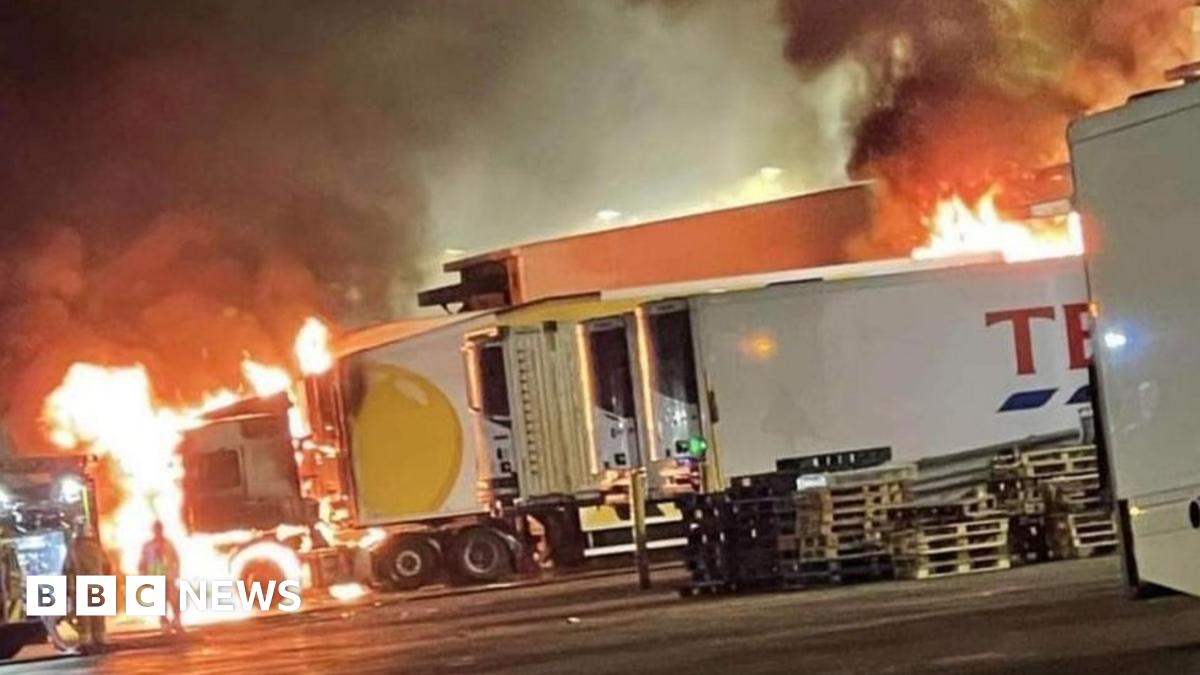 Fire engulfs two lorries at Tesco warehouse in Livingston - BBC News