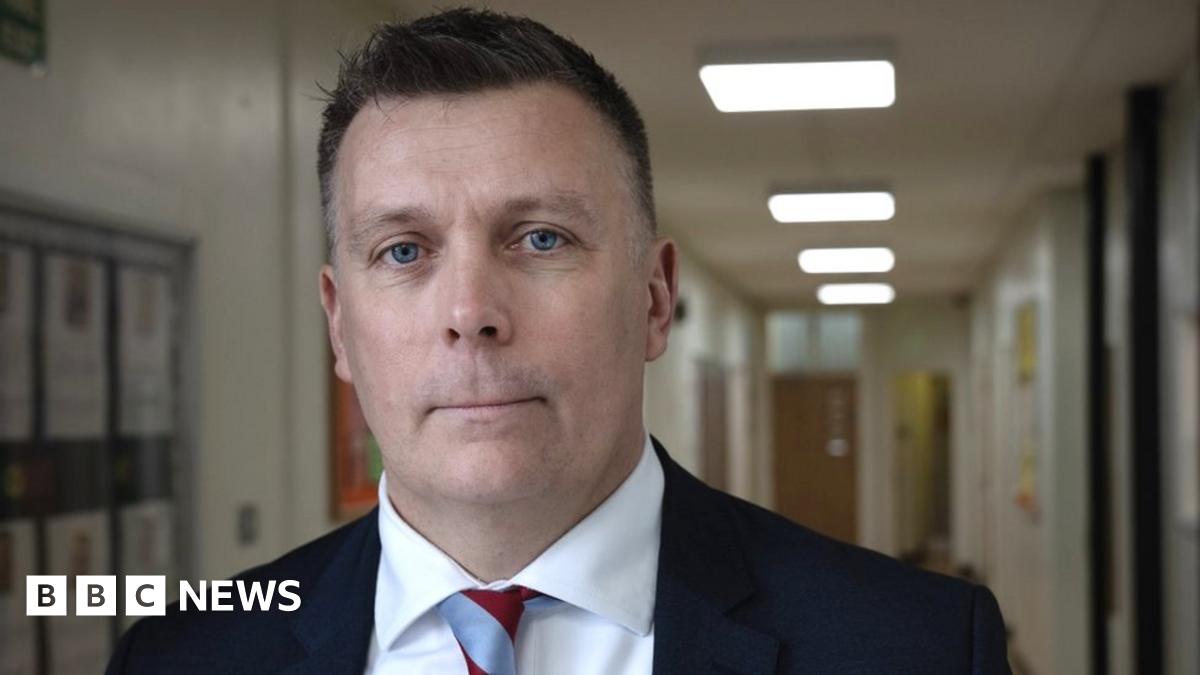 How a head teacher saved his pupils from a knifeman - BBC News