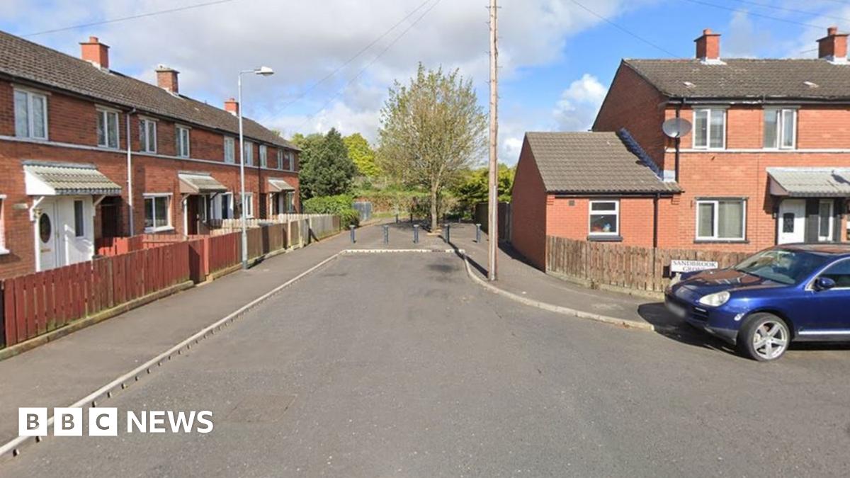 East Belfast: Viable pipe bomb found in Sydenham security alert - BBC News