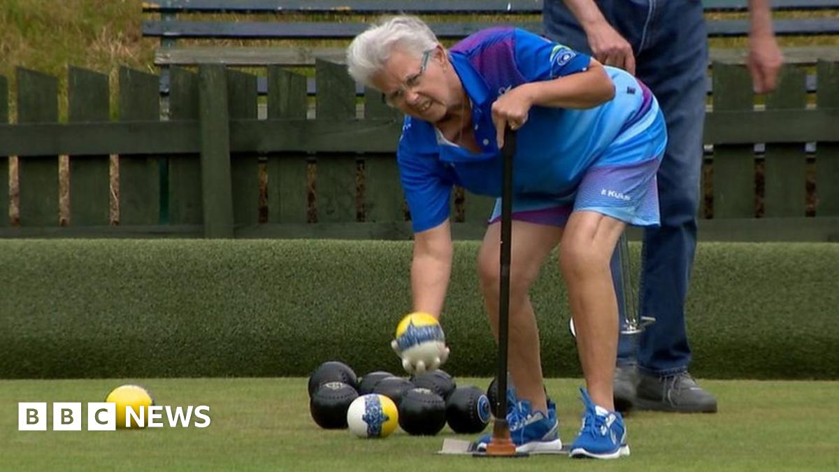 Team Scotland athletes born decades apart - BBC News
