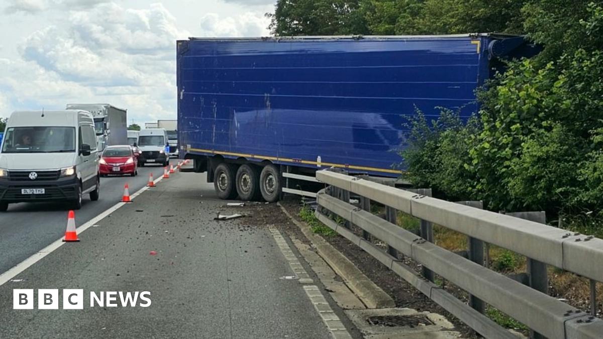 M1 motorway crash between Flitwick and Milton Keynes causing delays - BBC News