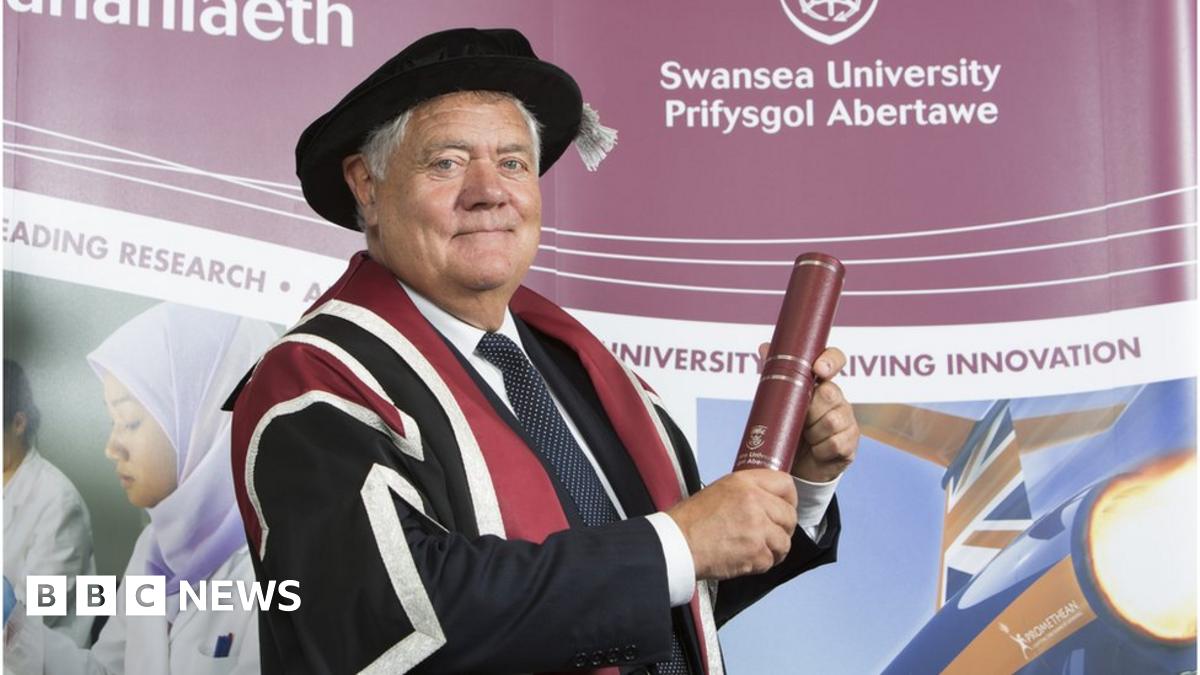Honorary degree for 'national treasure' Max Boyce - BBC News