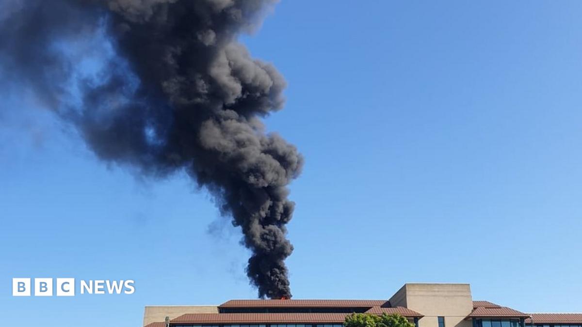 Hemel Hempstead building fire causes congestion 'near M1' - BBC News