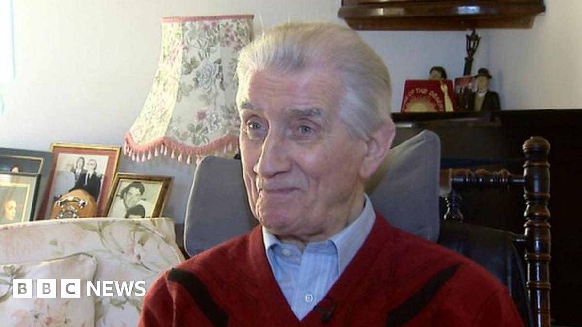 Stage and screen entertainer Johnny Beattie dies aged 93 - BBC News