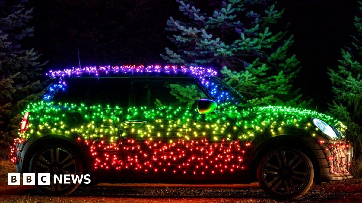 Christmas 2021: Car wrapped in 2,000 lights to tour England - BBC News