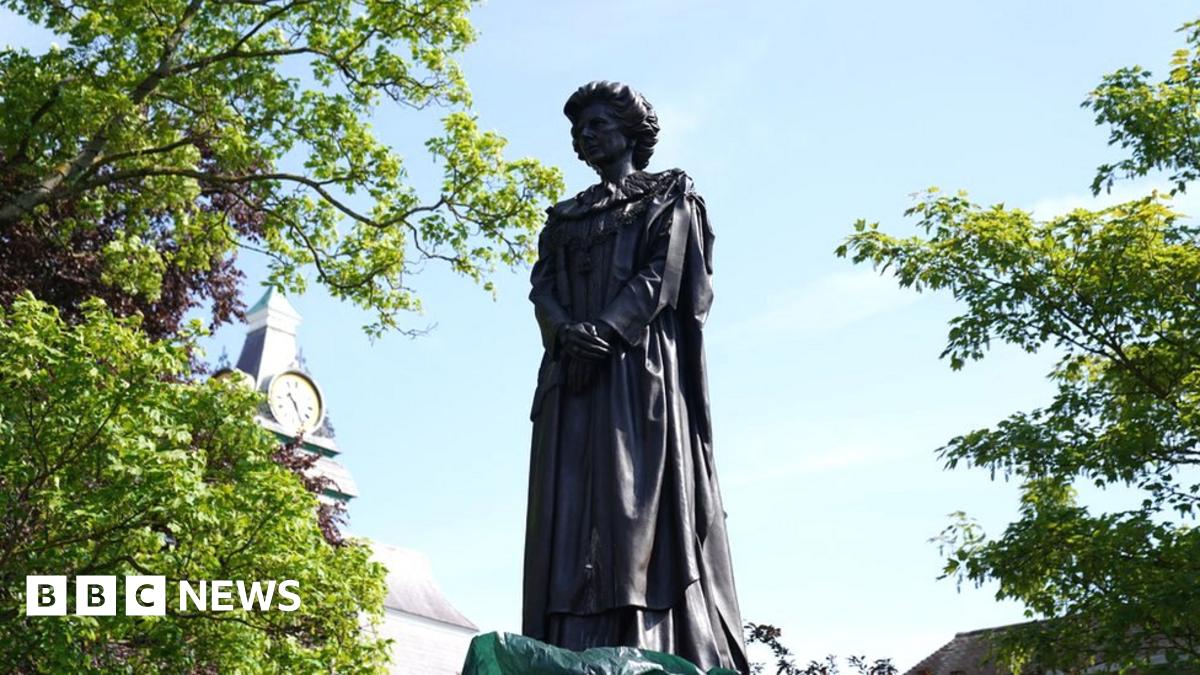 Grantham: Margaret Thatcher statue lowered into place - BBC News