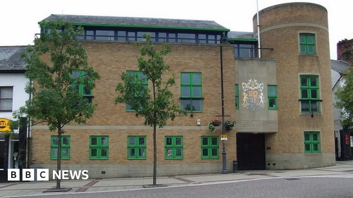 Luton man given suspended sentence over violent gang fights - BBC News