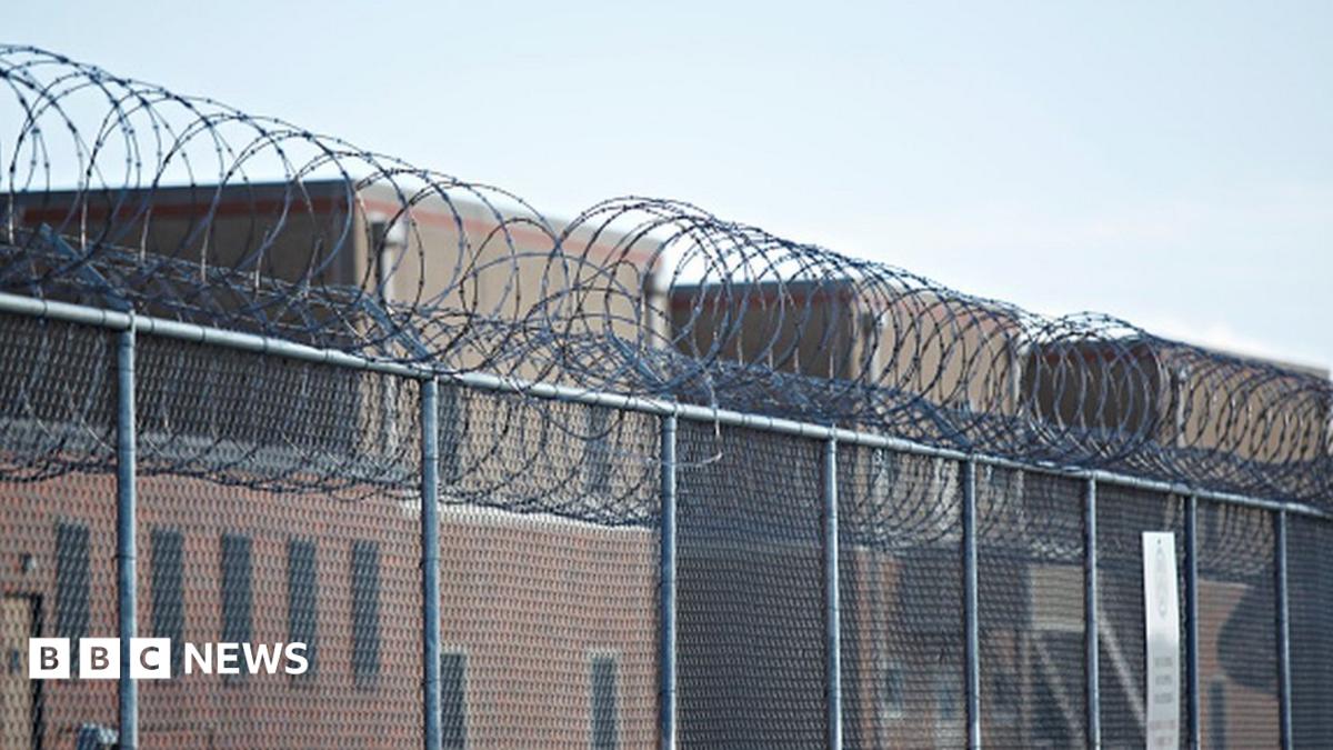 Barack Obama cuts short jail sentences of 214 prisoners - BBC News