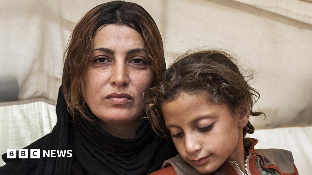 Iraqi family photograph up for £12,000 prize - BBC News