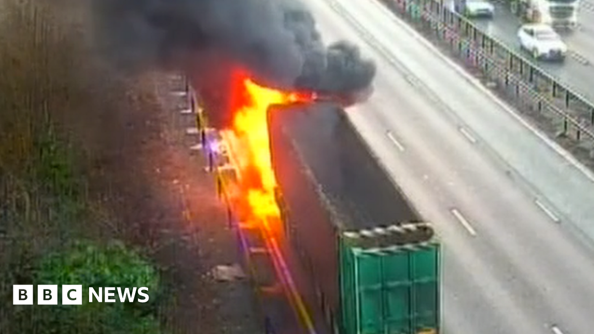 M6: Lorry fire shuts motorway near Walsall - BBC News