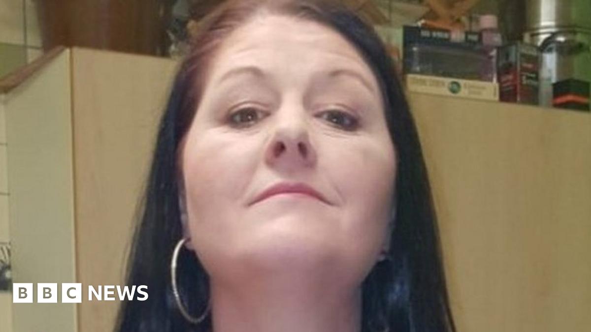 Tributes paid to Leigh stab victim Debbie Twist - BBC News
