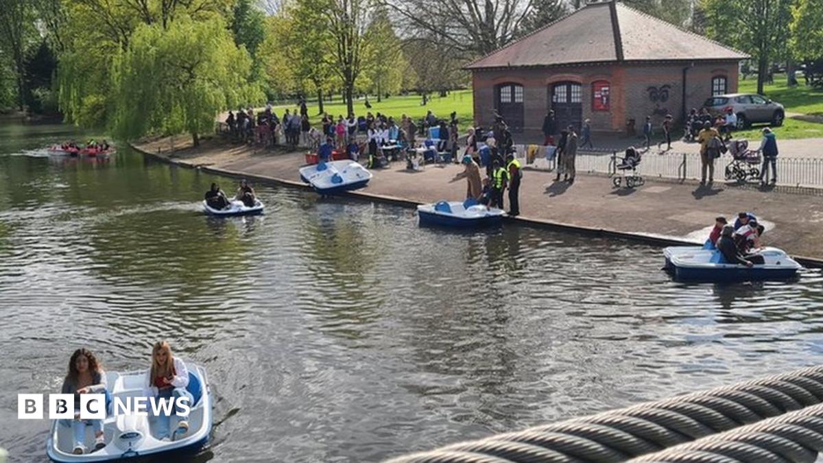 Luton's historic Wardown Park lake and boathouse to be restored - BBC News